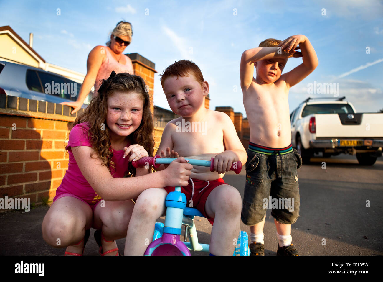 Dale Farm Basildon Essex Ukmargaret Mccarthy Background Relaxes With Three Of The Younger