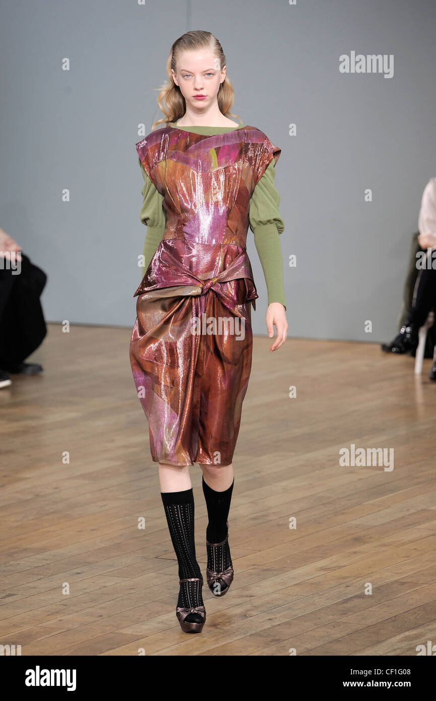 Nicole Farhi London Ready to Wear Autumn Winter Female model wearing a ...