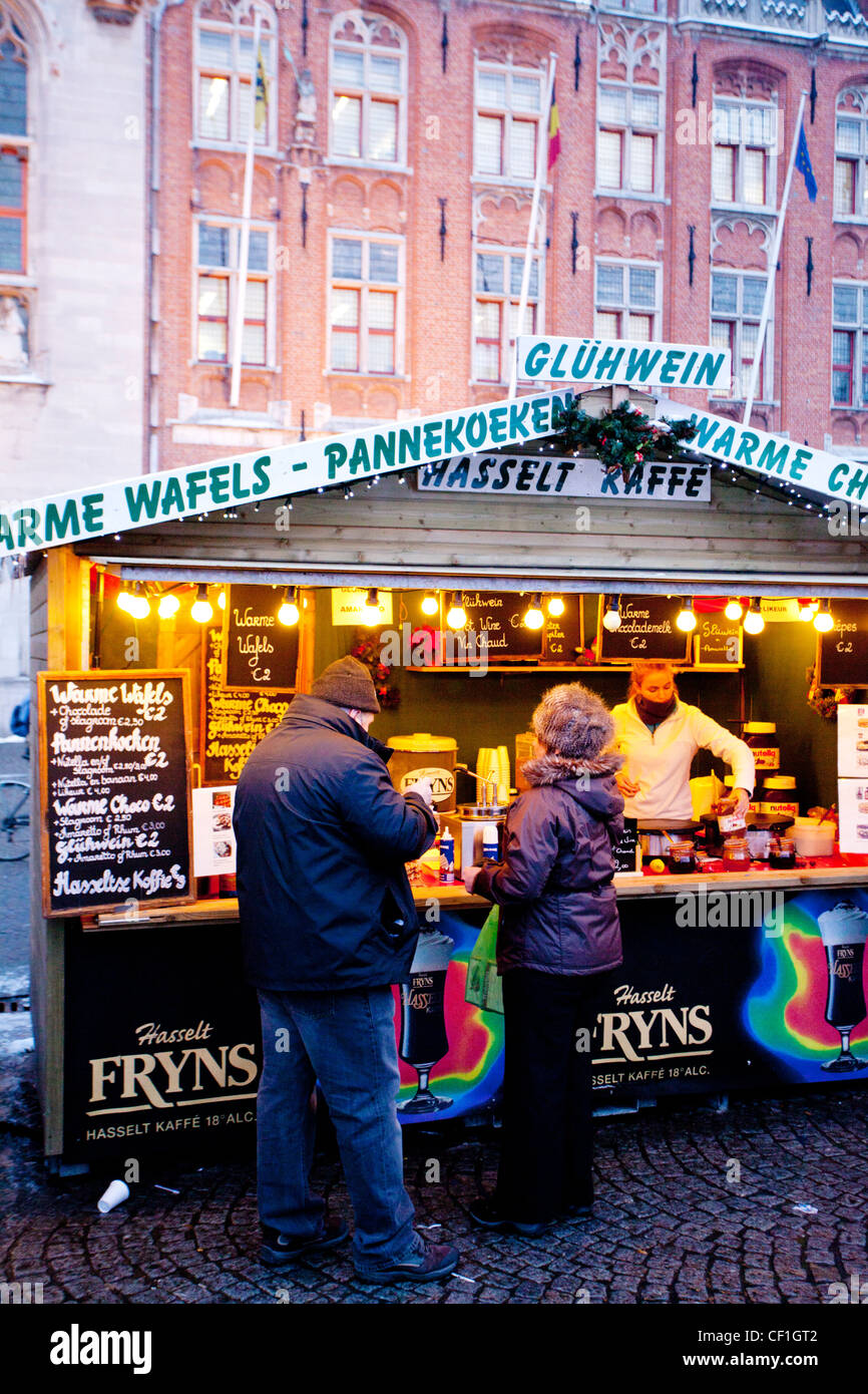 A view of the winter market stalls in the centre of Bruges Stock Photo ...