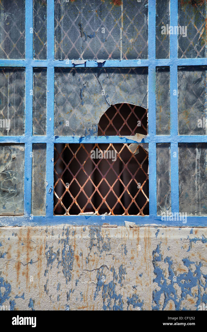 Broken grill hi-res stock photography and images - Alamy