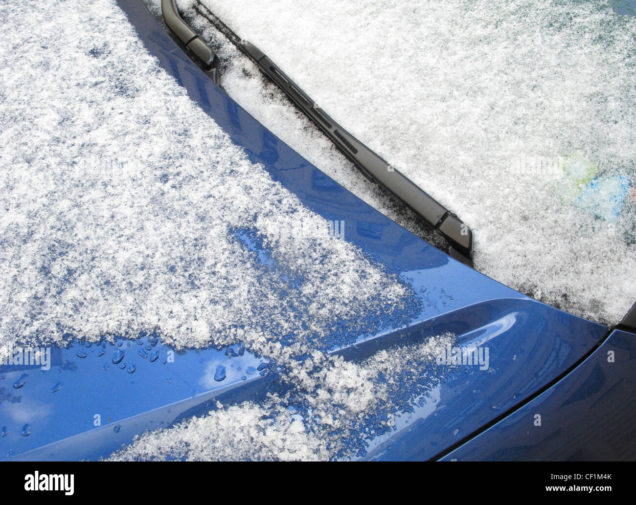 Car bonnet snow covered hi-res stock photography and images - Alamy