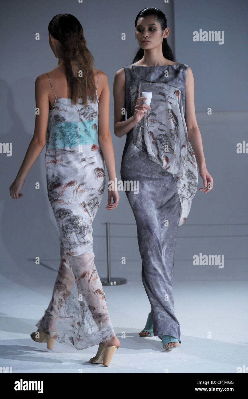 Hussein Chalayan Paris Ready to WearSpringSummer 2012 Stock Photo - Alamy