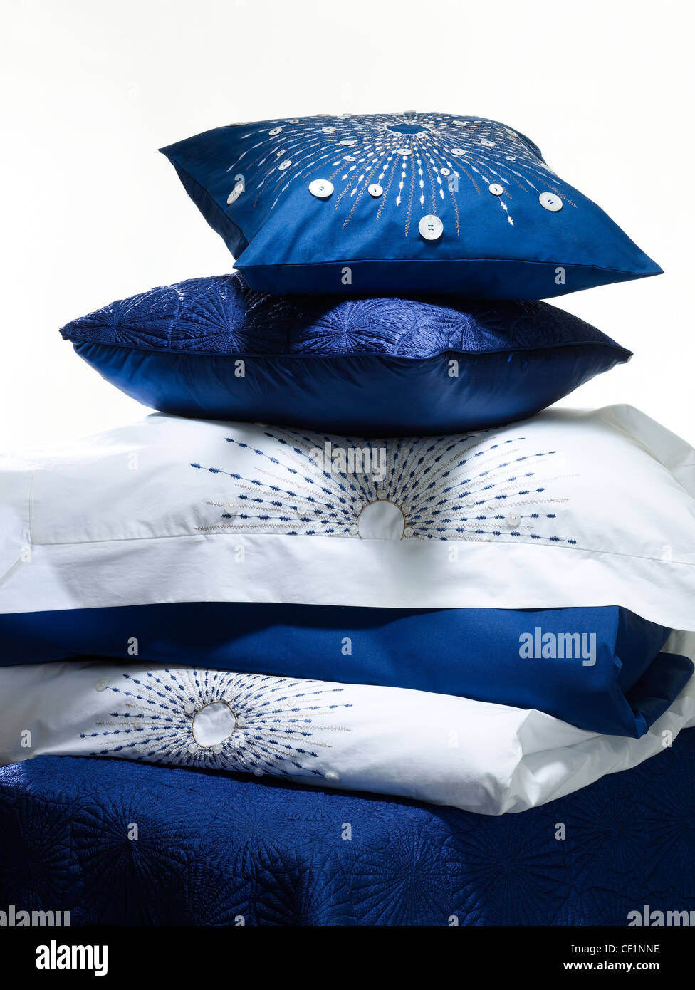 Blue pillows white duvet hi-res stock photography and images - Alamy