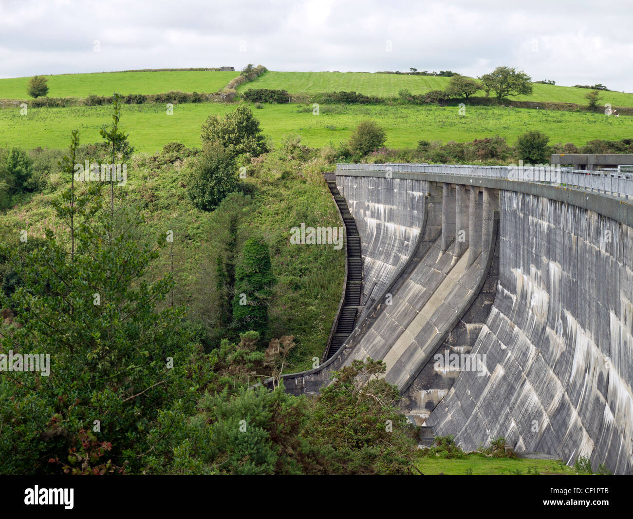 Buttress dam hi-res stock photography and images - Alamy