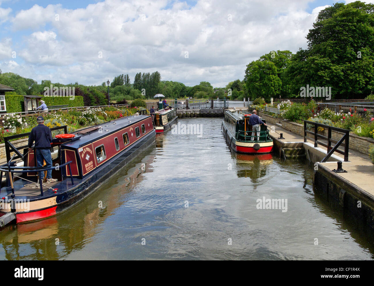 Narrowboats in Sandford Lock on the River Thames Stock Photo - Alamy