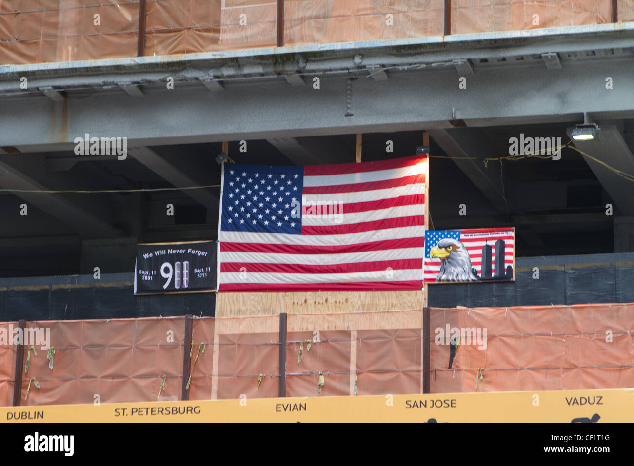 911/2001 memorial American Flag Ground Zero Stock Photo - Alamy