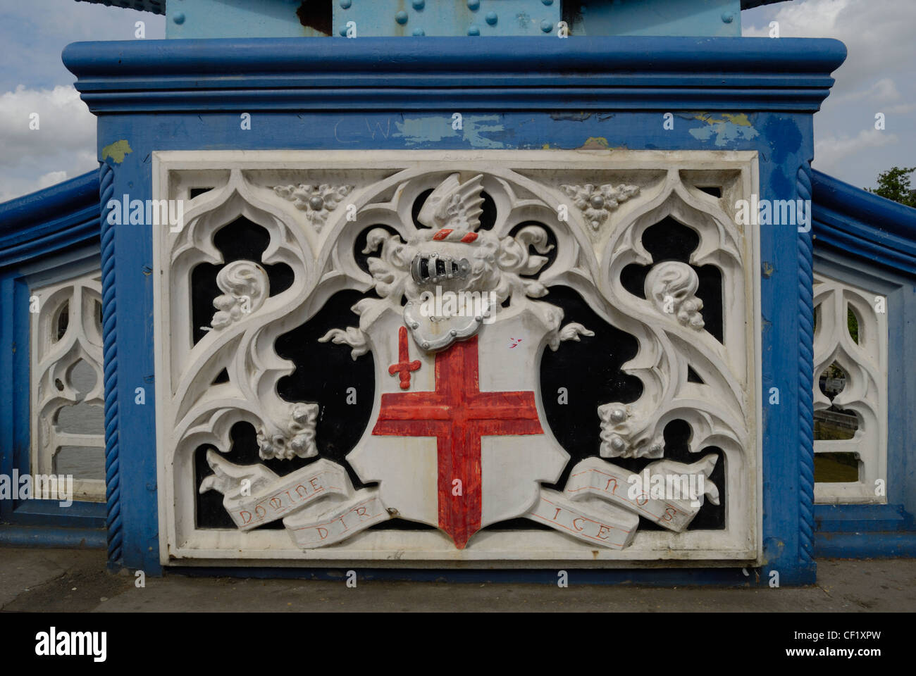 Detail of a crest on Tower Bridge Stock Photo - Alamy