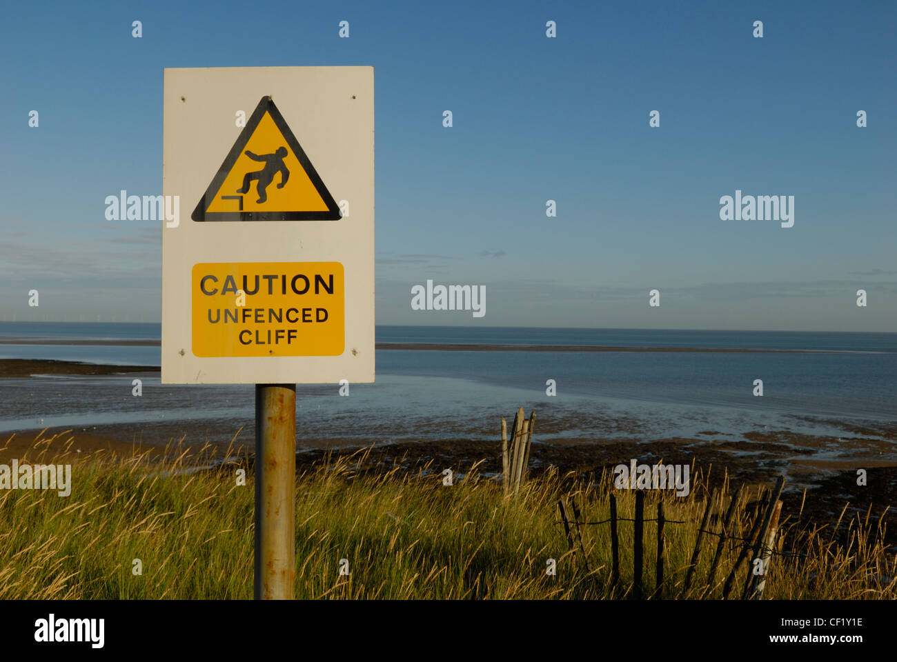 Unfenced cliff warning sign hi-res stock photography and images - Alamy