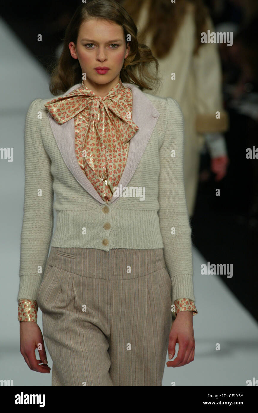 Marc Jacobs New York Ready to Wear Autumn Winter Female long curly ...