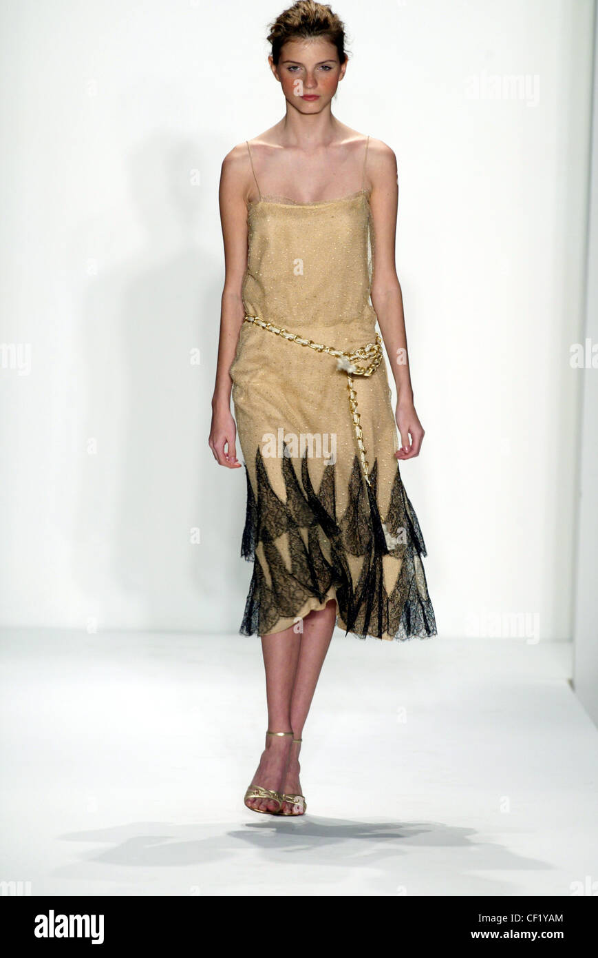 Peter Som New York Ready To Wear Spring Summer Model brunette hair off ...