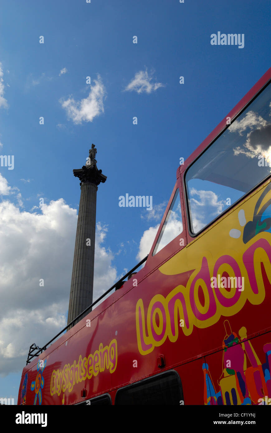 Trafalgar square nelson's column bus hi-res stock photography and ...