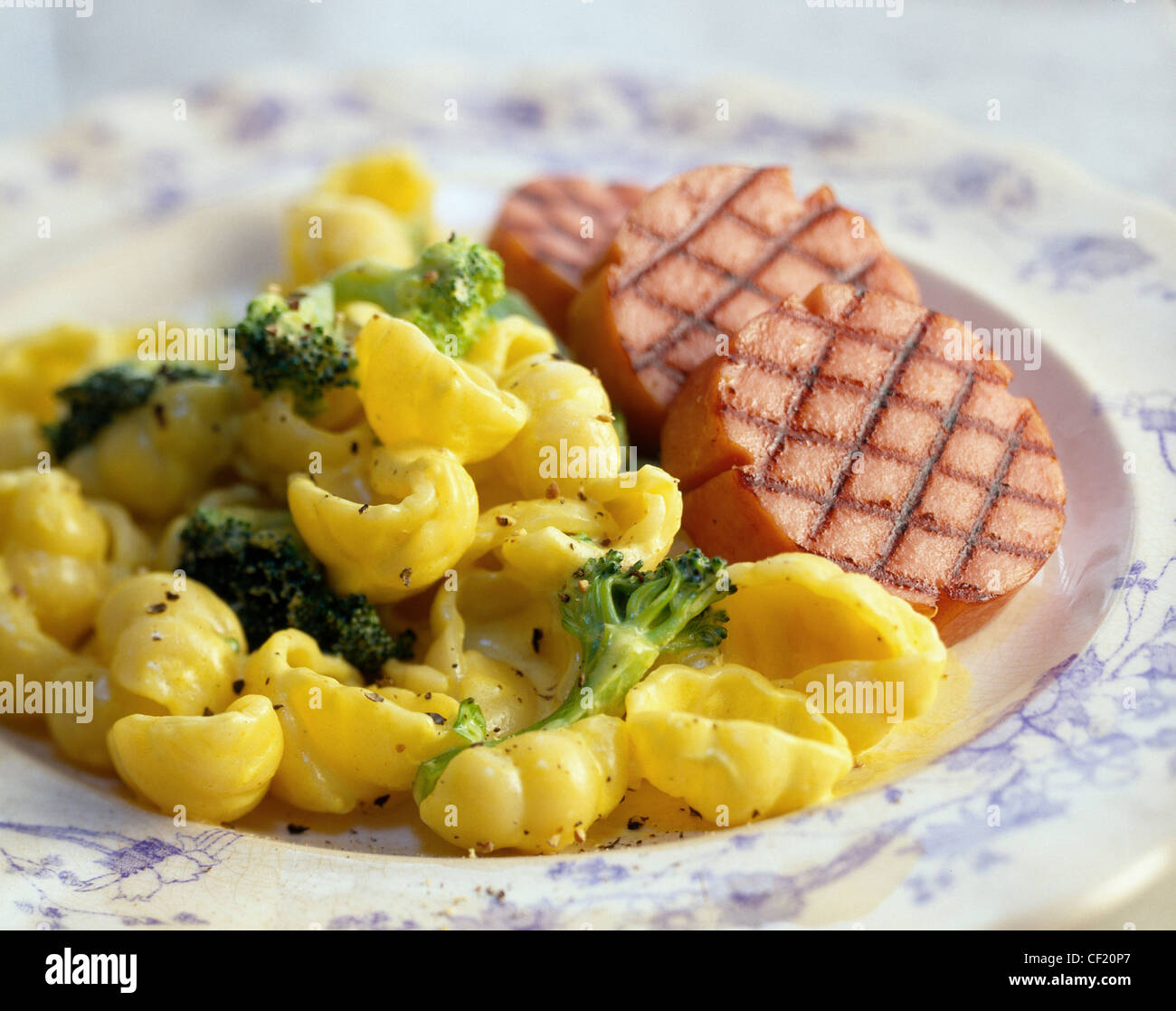 "Pasta in a hurry" Creamy curry flavoured pasta with broccoli and ...