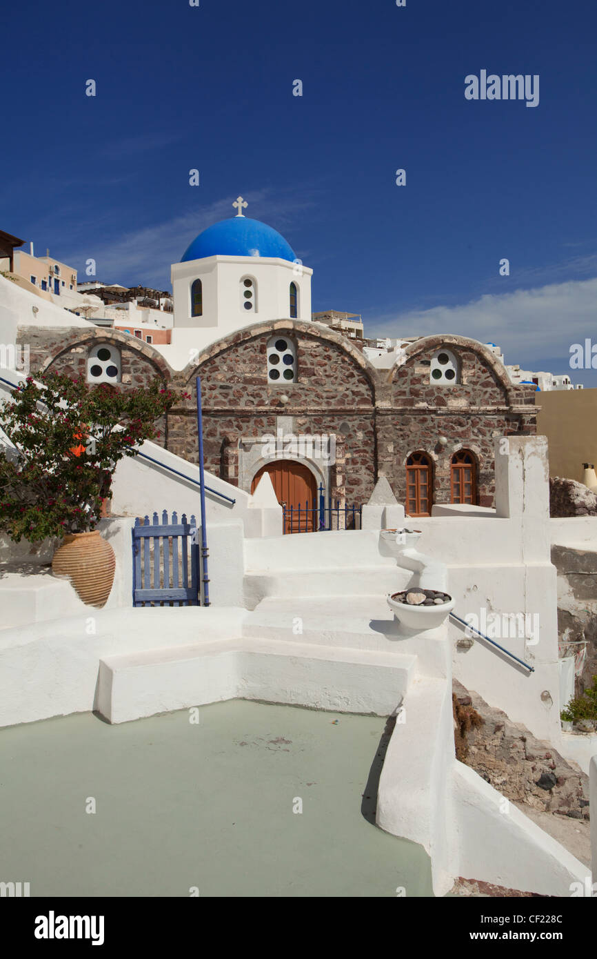 A view of a Greek Orthodox church in the village of Oia Stock Photo - Alamy
