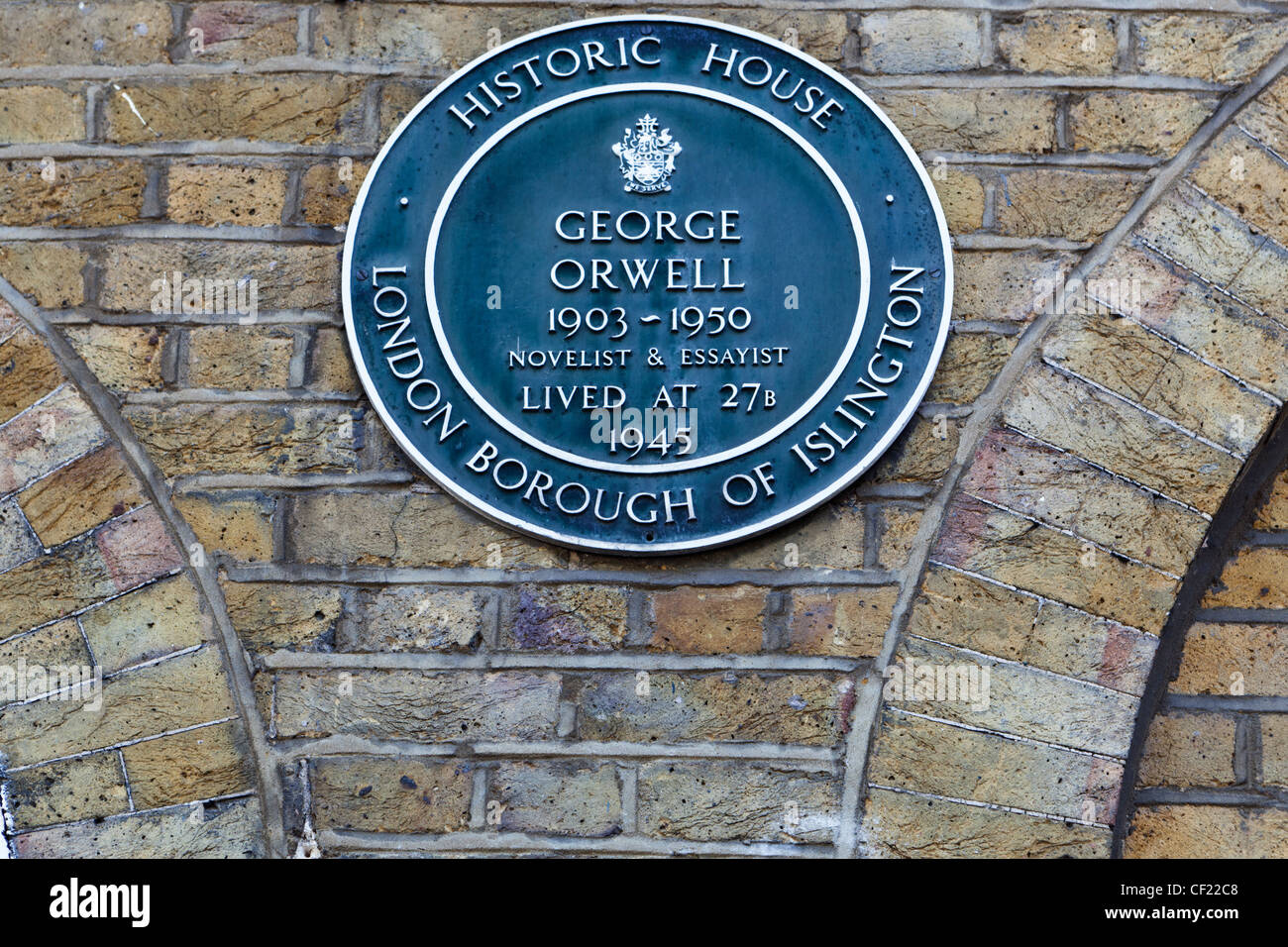 Blue Plaque on the wall of 27b Canonbury Square, home to novelist ...