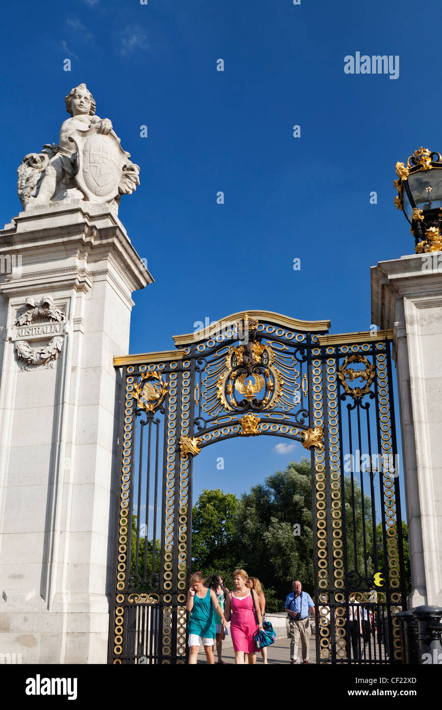 Australia gate buckingham palace hi-res stock photography and images ...