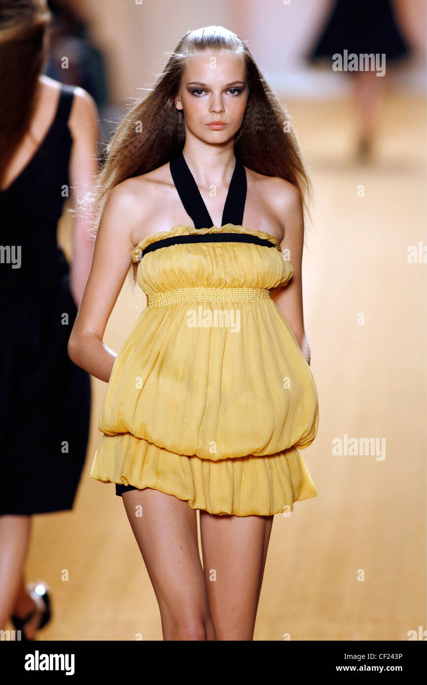 Philosophy Milan Ready to Wear Spring Summer Model very long crimped ...