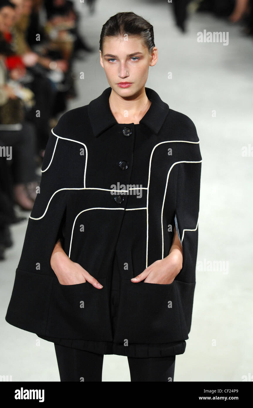 Hash Paris Haute Couture Spring Summer Model brunette hair off face ...