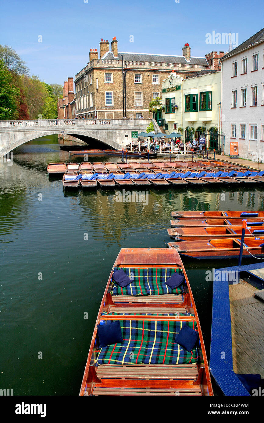 Punts lined up on the river Cam, Silver street, Cambridge City, England ...