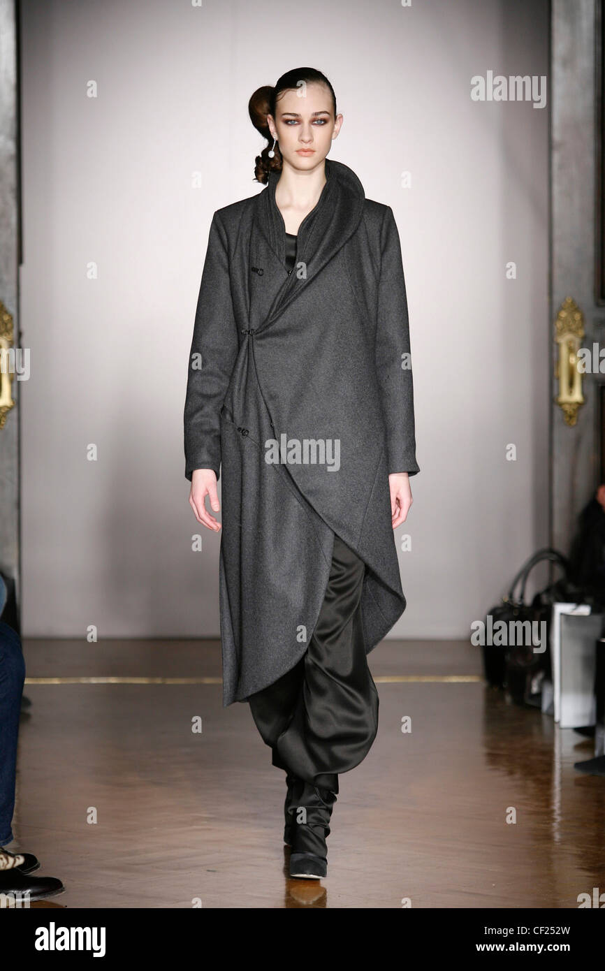 Threeasfour New York Ready to Wear Autumn Winter Model Danielle Hamm ...