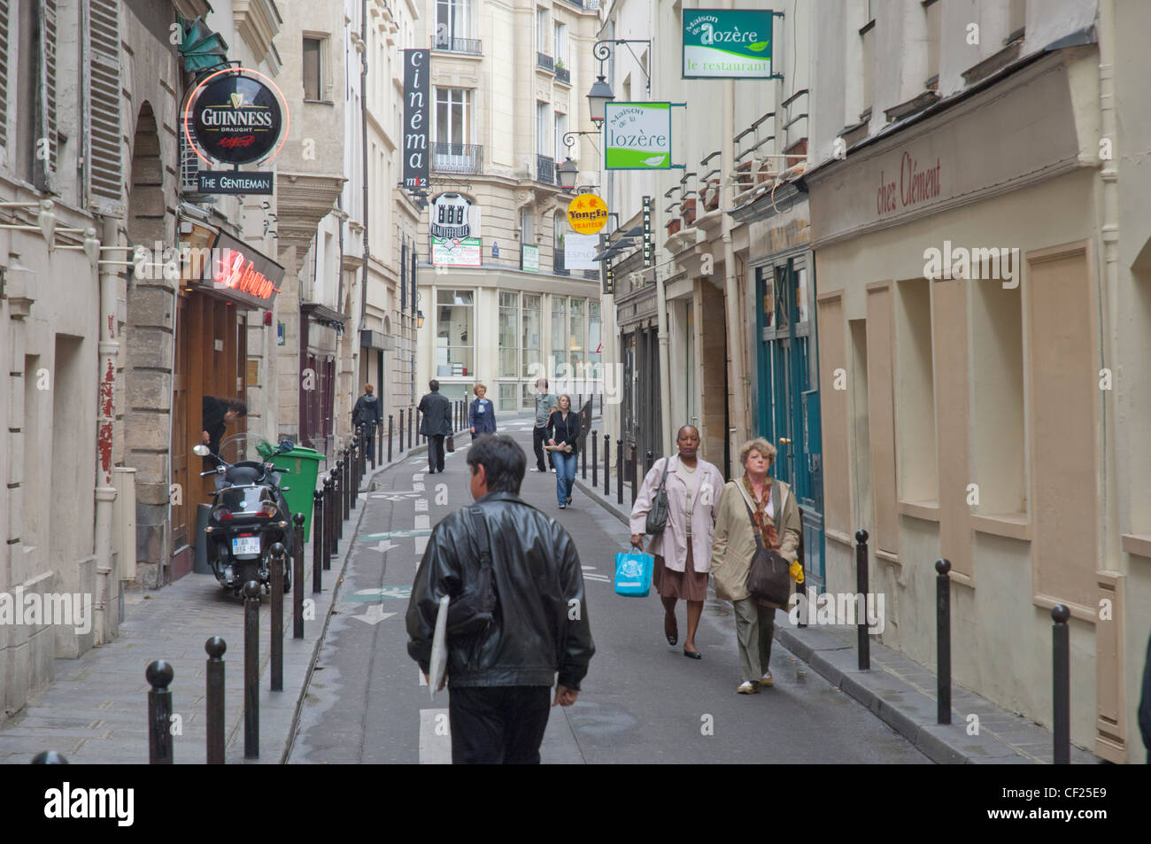 pedestrians on a side street in paris france Stock Photo - Alamy
