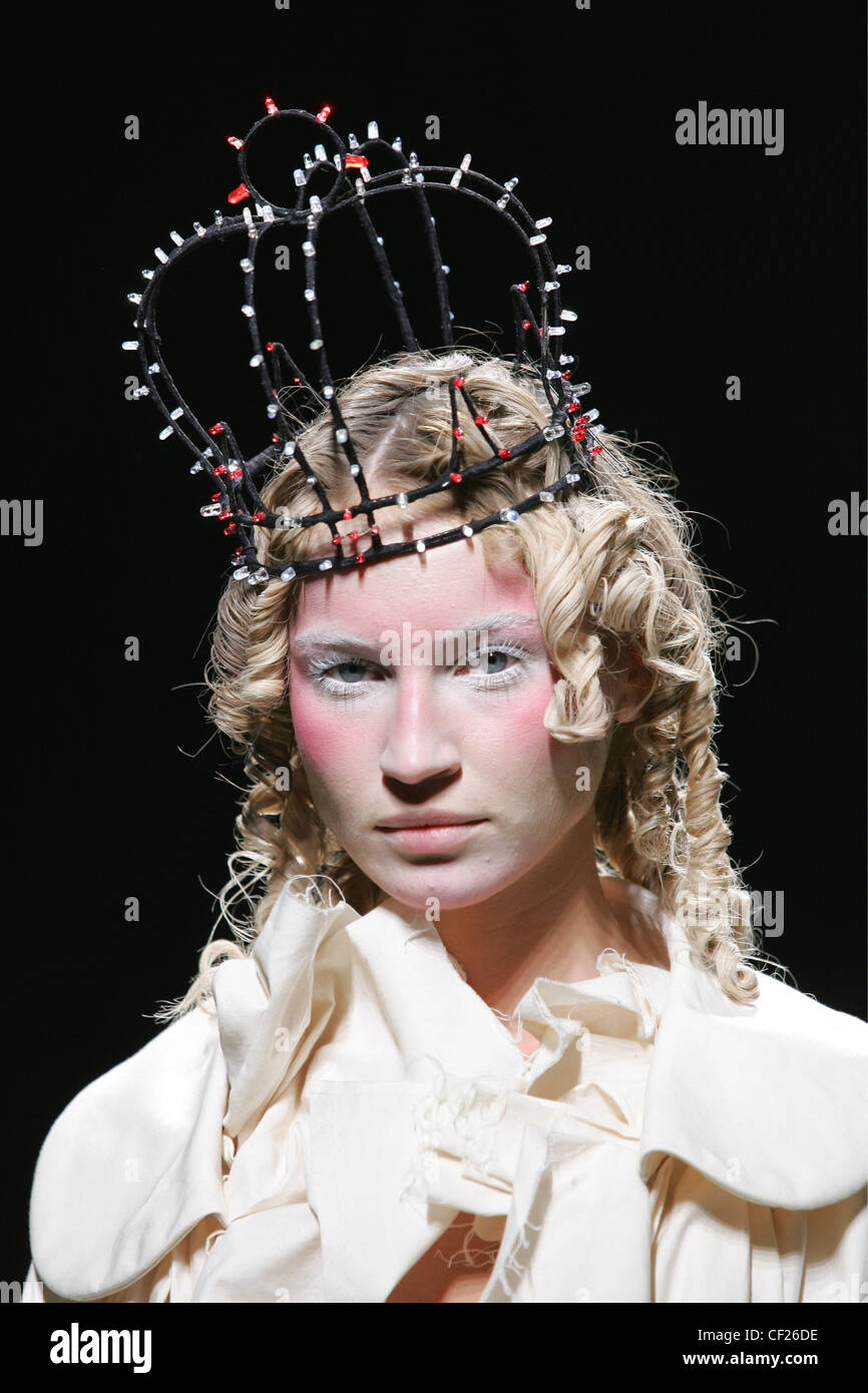 Comme des Garcons Paris Ready to Wear S S Model Anna D blonde ringlets ...