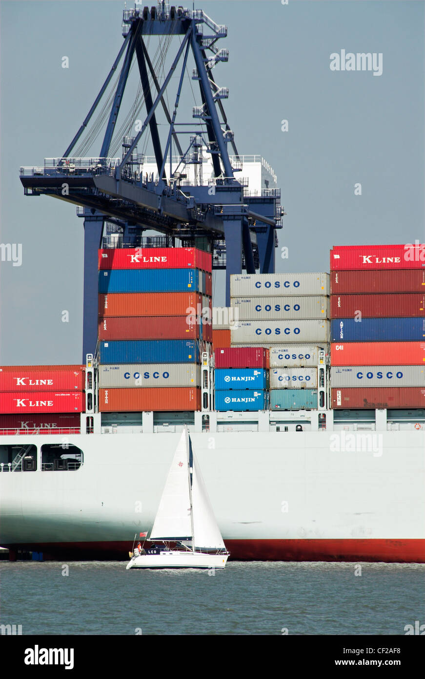 Container ship docks hi-res stock photography and images - Alamy