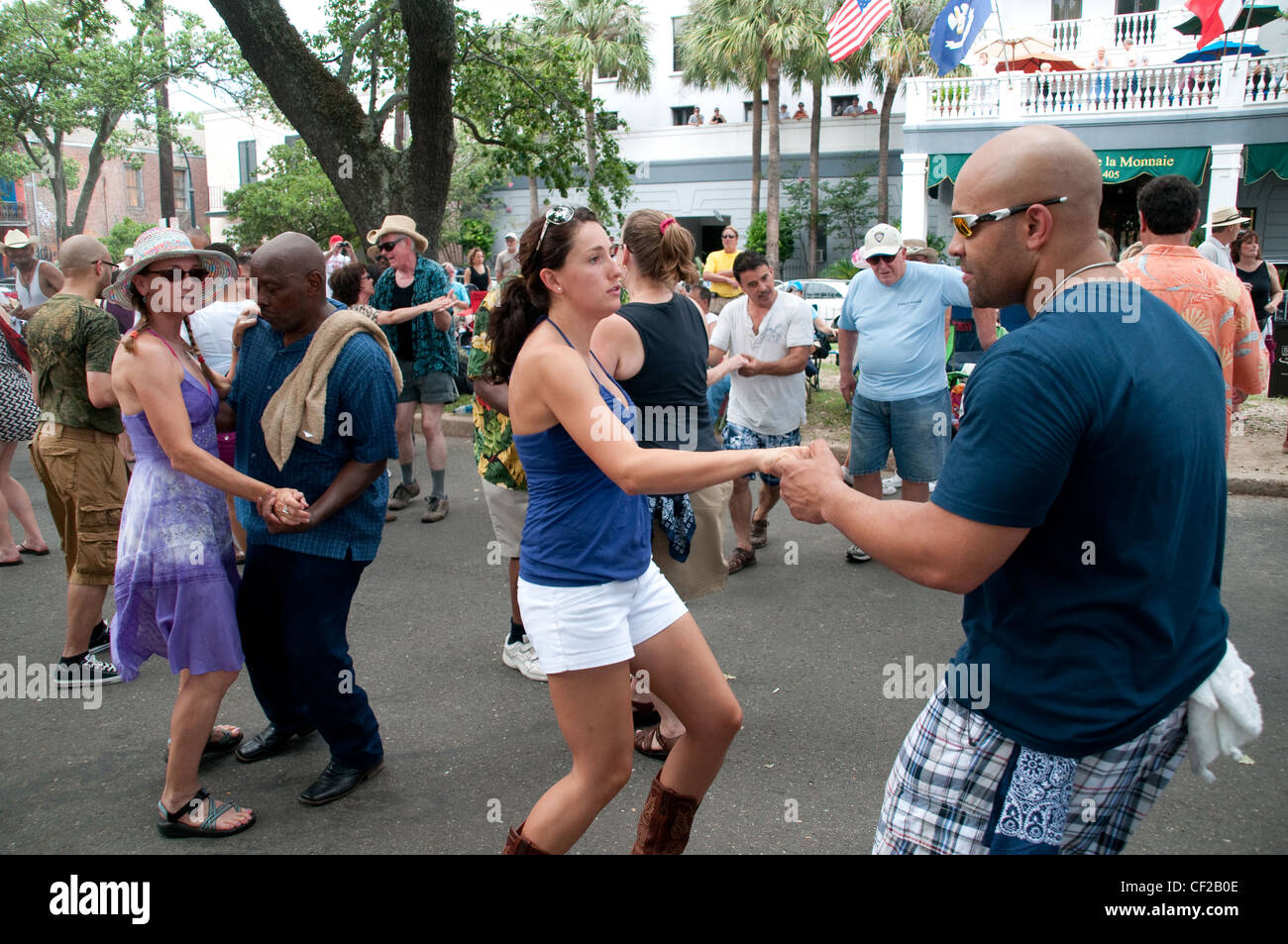 People dancing open air party hi-res stock photography and images - Alamy