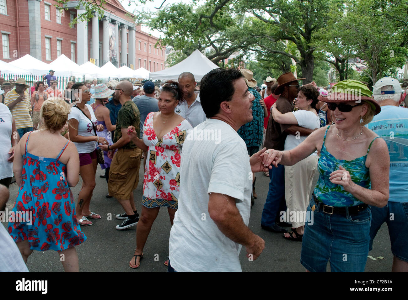 People dancing open air party hi-res stock photography and images - Alamy