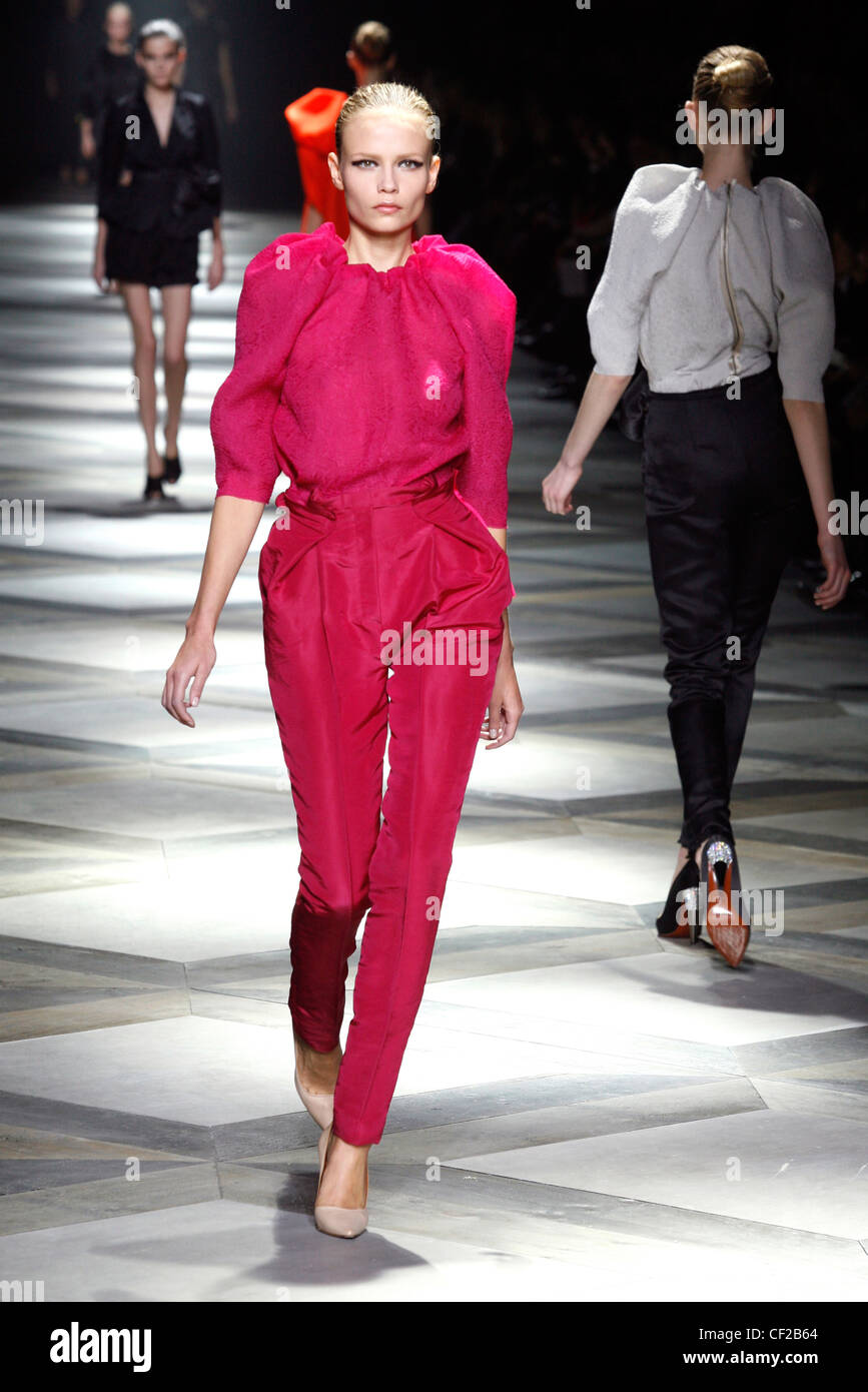 Lanvin Paris Ready to Wear Spring Summer Model wearing a pink puffed ...