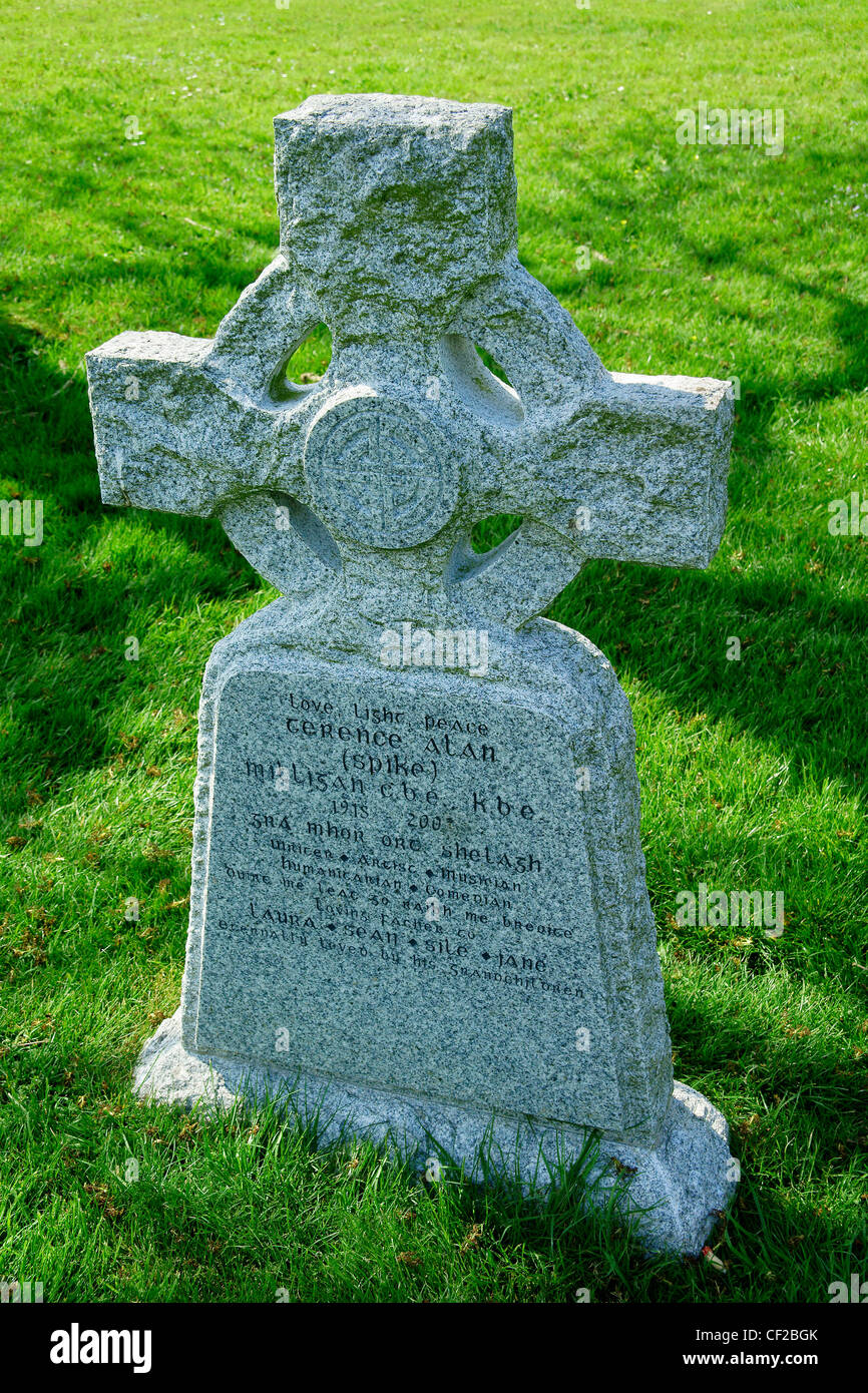 The grave of comedian and entertainer Spike Milligan who died in 2002 ...