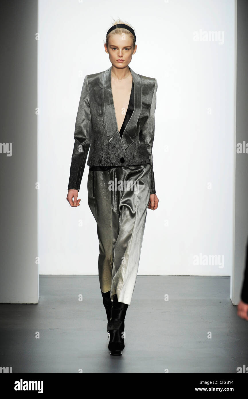 Calvin Klein New York Ready to Wear Autumn Winter Female model wearing ...