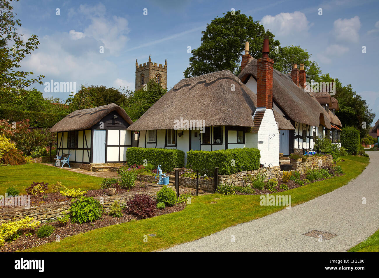 Traditional thatched cottage garden hi-res stock photography and images ...