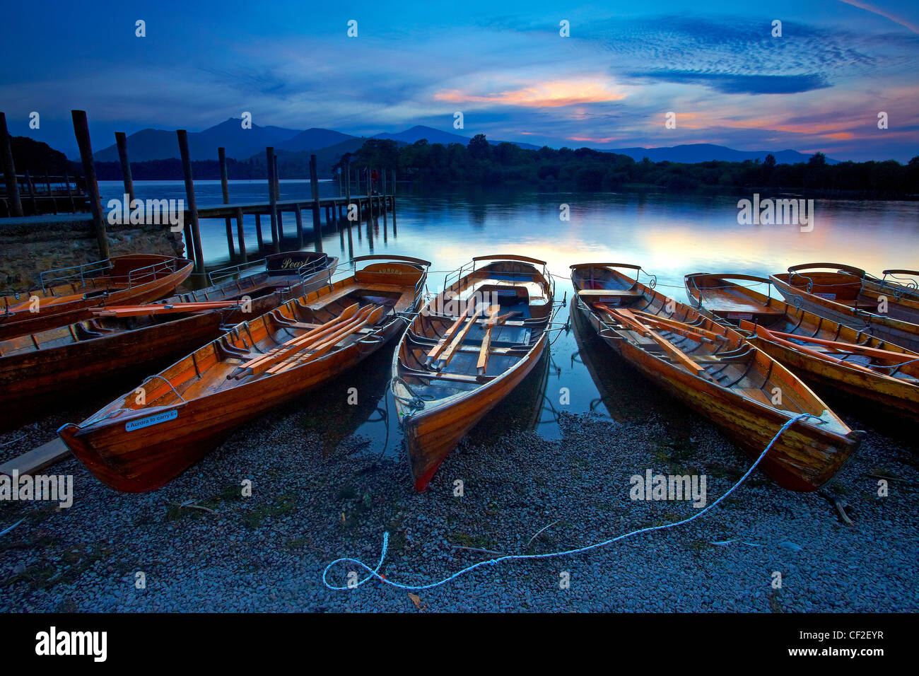 Rowing boats on the shore of Derwentwater next to Keswick Jetty at ...