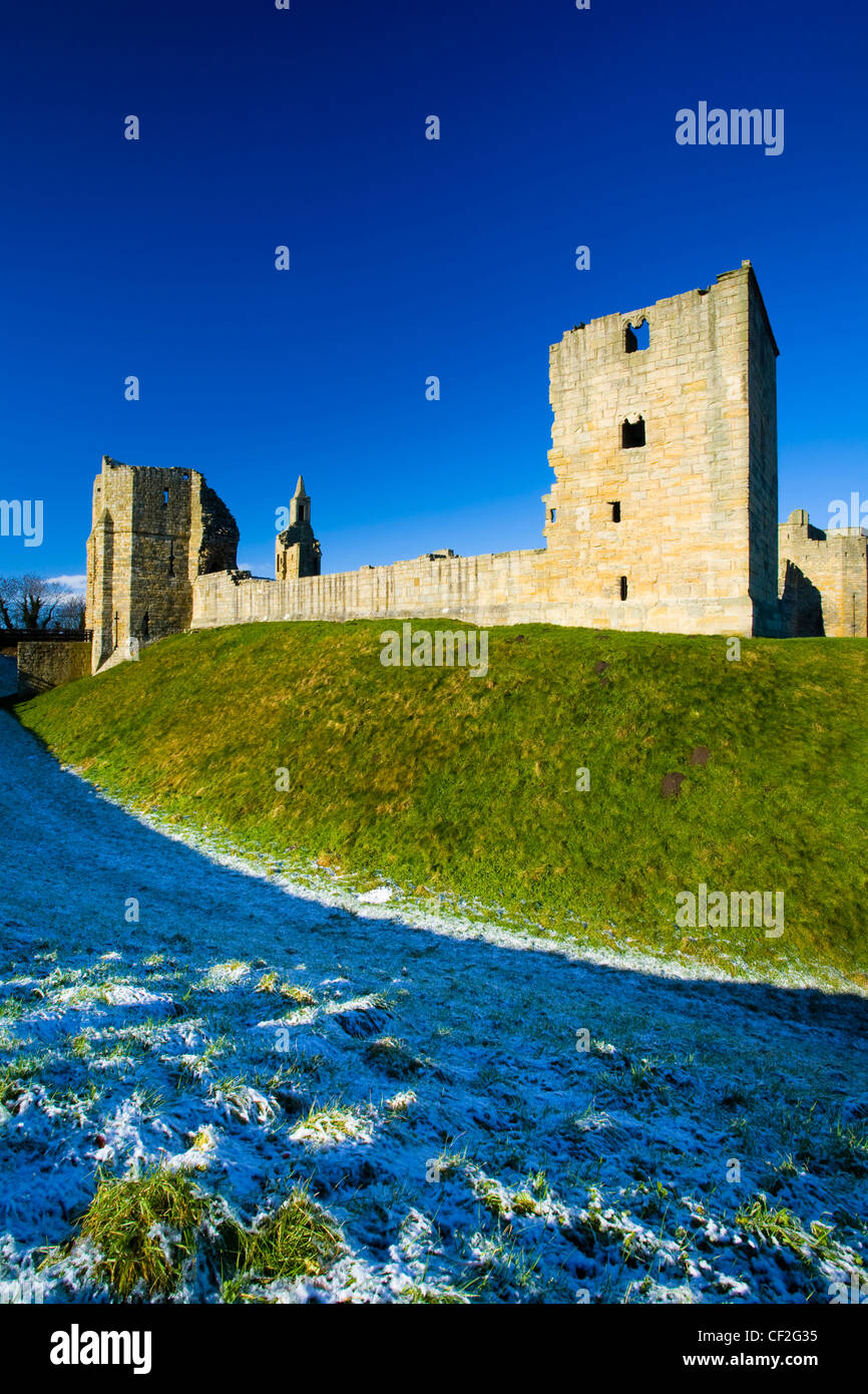 English heritage buildings castles hi-res stock photography and images ...