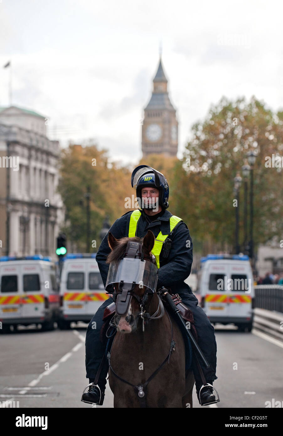 A mounted Metropolitan Police Officer on duty in central London Stock ...