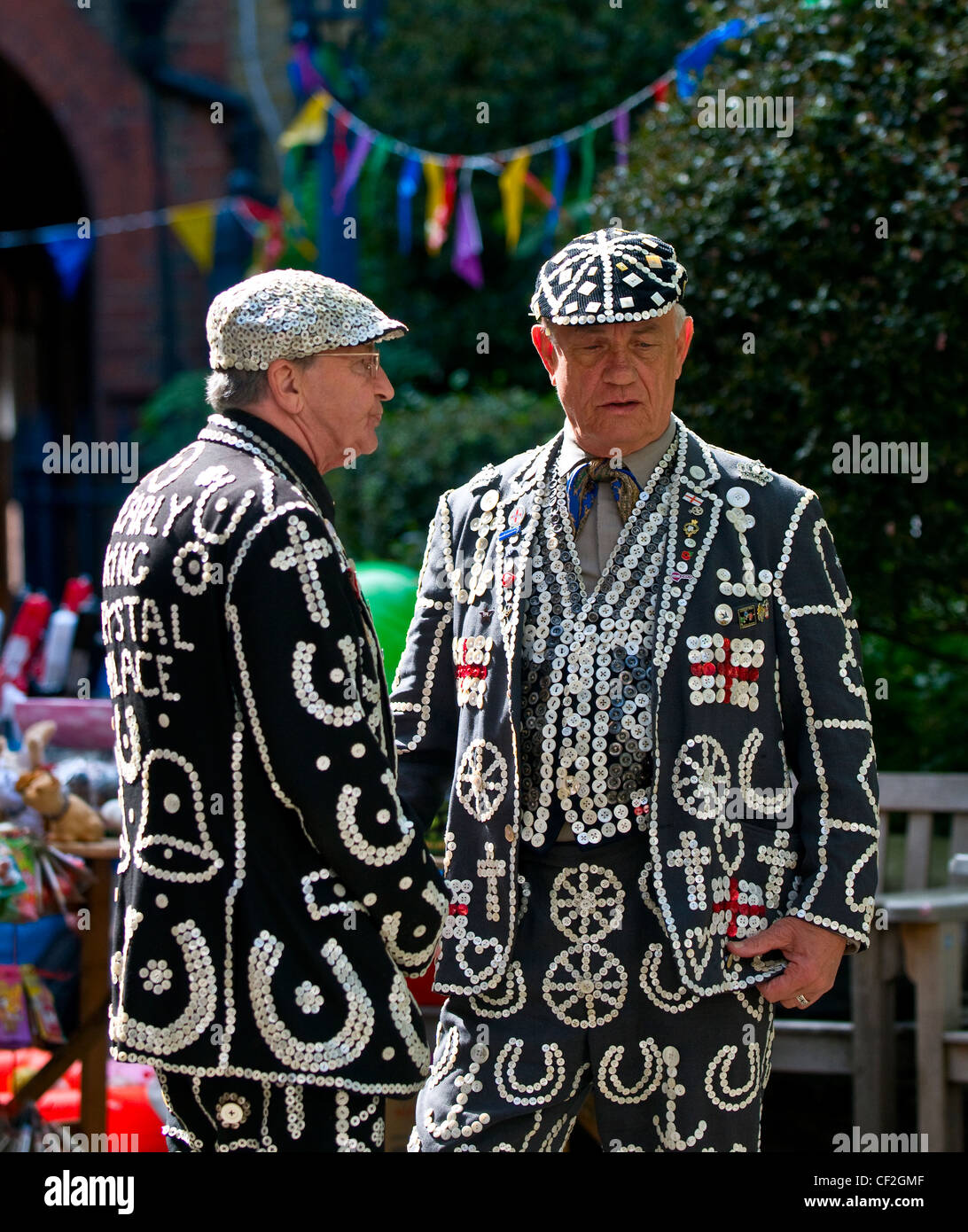 Traditional cockney costume hi-res stock photography and images - Alamy
