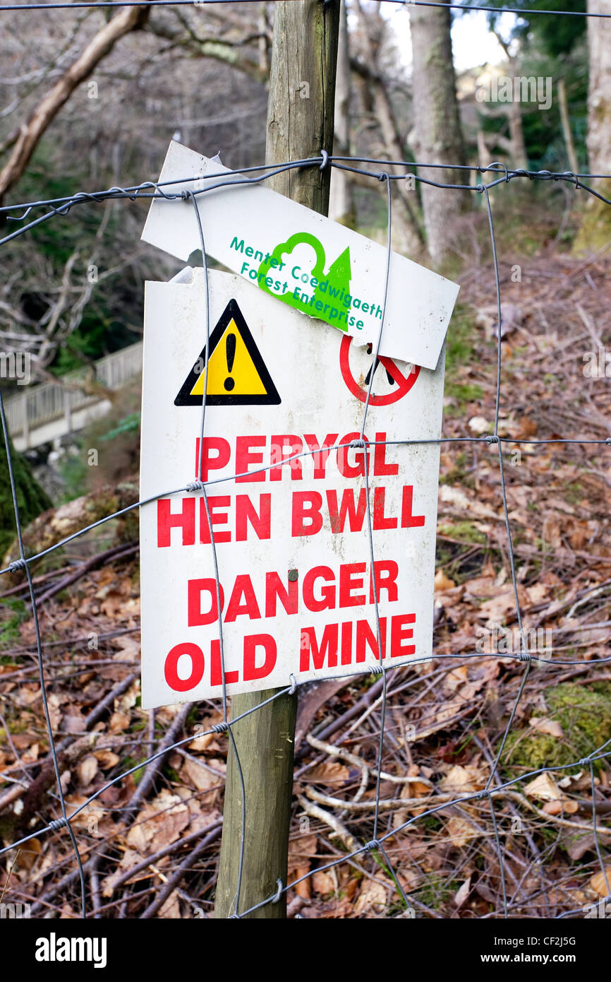 Mine shaft warning sign hi-res stock photography and images - Alamy