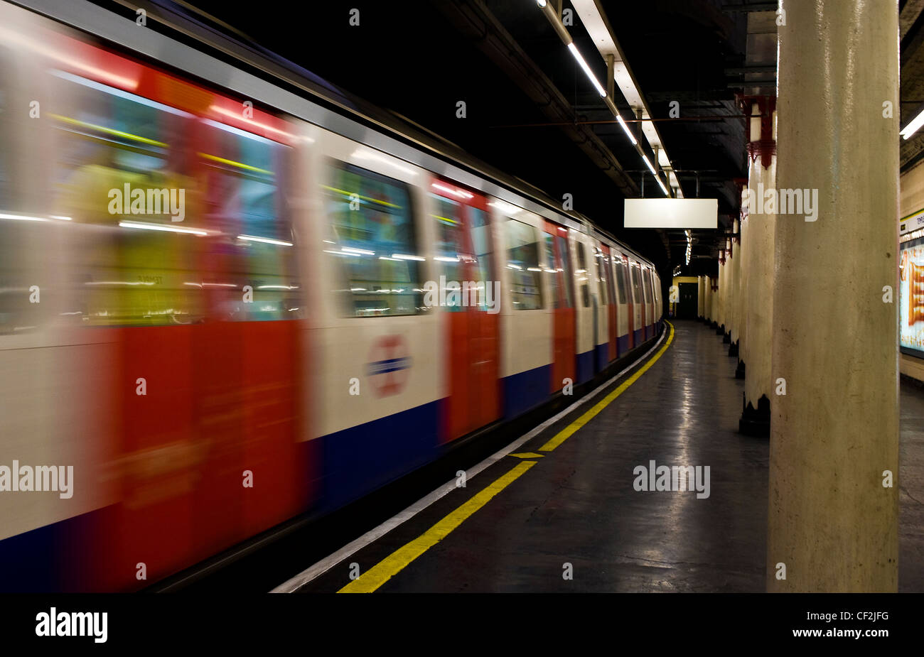 A tube train arriving at Temple Underground Station Stock Photo - Alamy