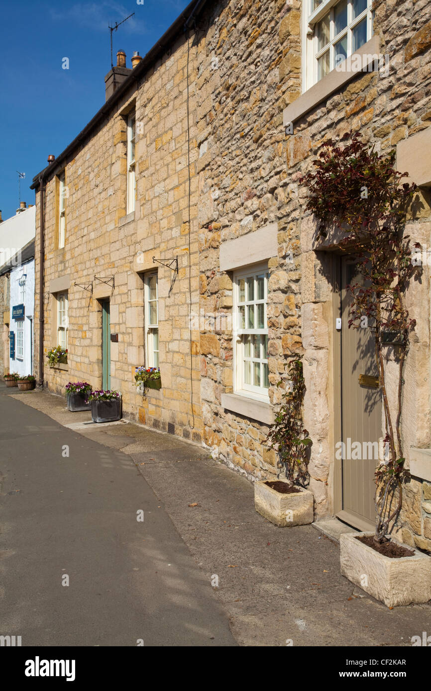 Terraced housing with shops hi-res stock photography and images - Alamy