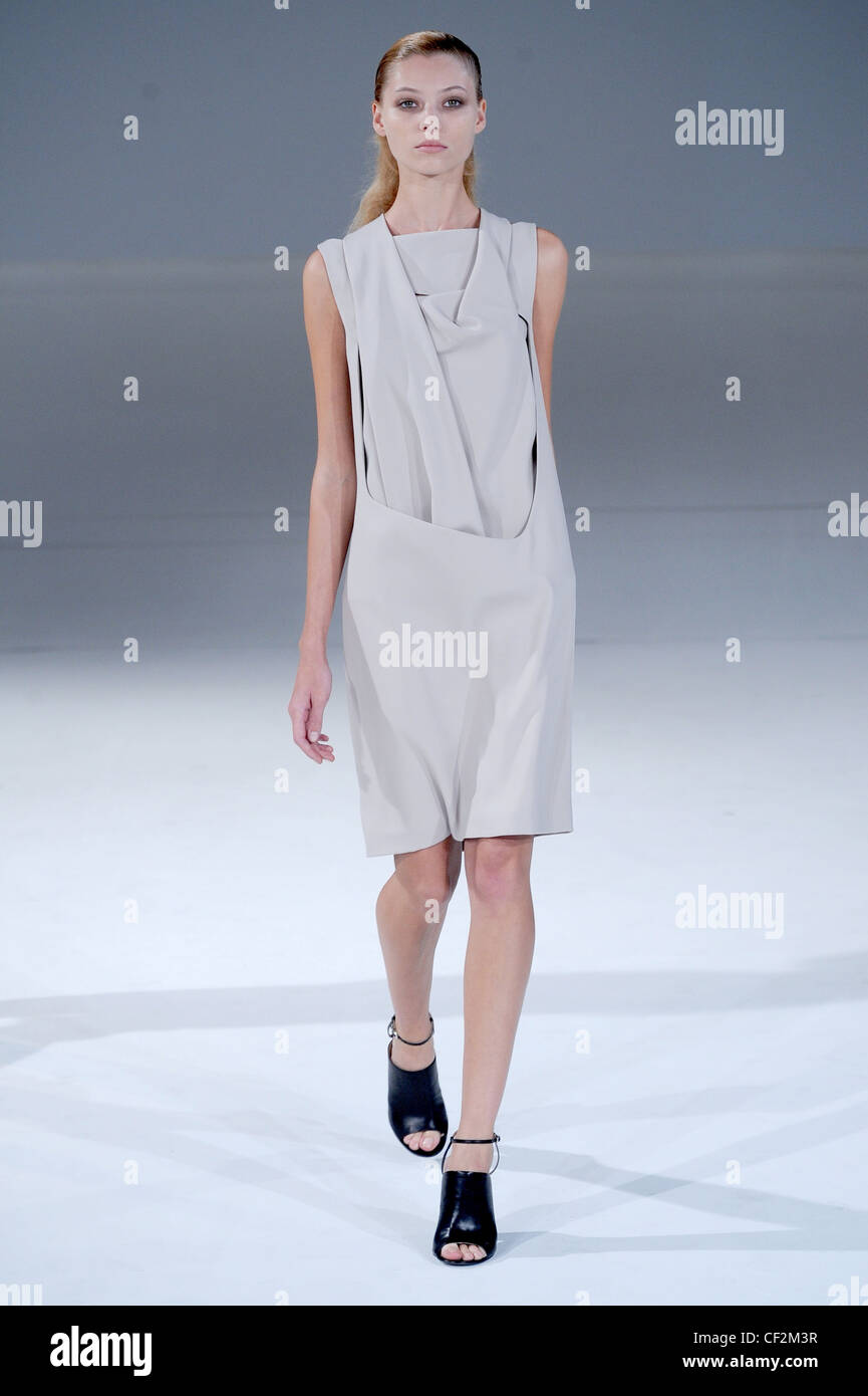 Hussein Chalayan Paris Ready to WearSpringSummer 2012 Stock Photo - Alamy