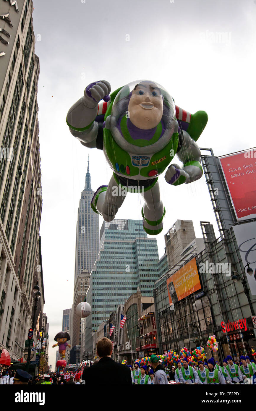 Huge parade balloons hi-res stock photography and images - Alamy