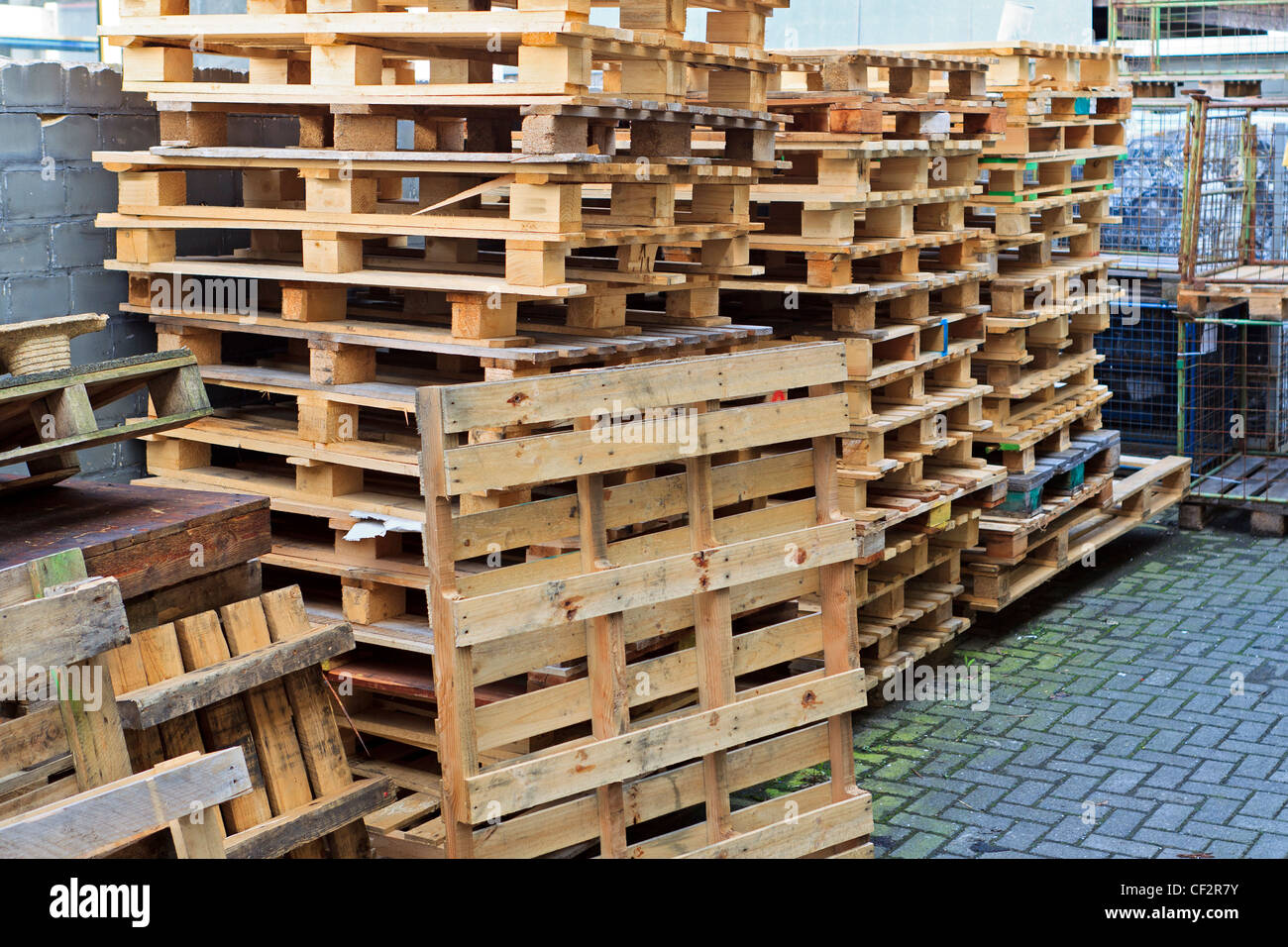 Wooden pallet hi-res stock photography and images - Alamy