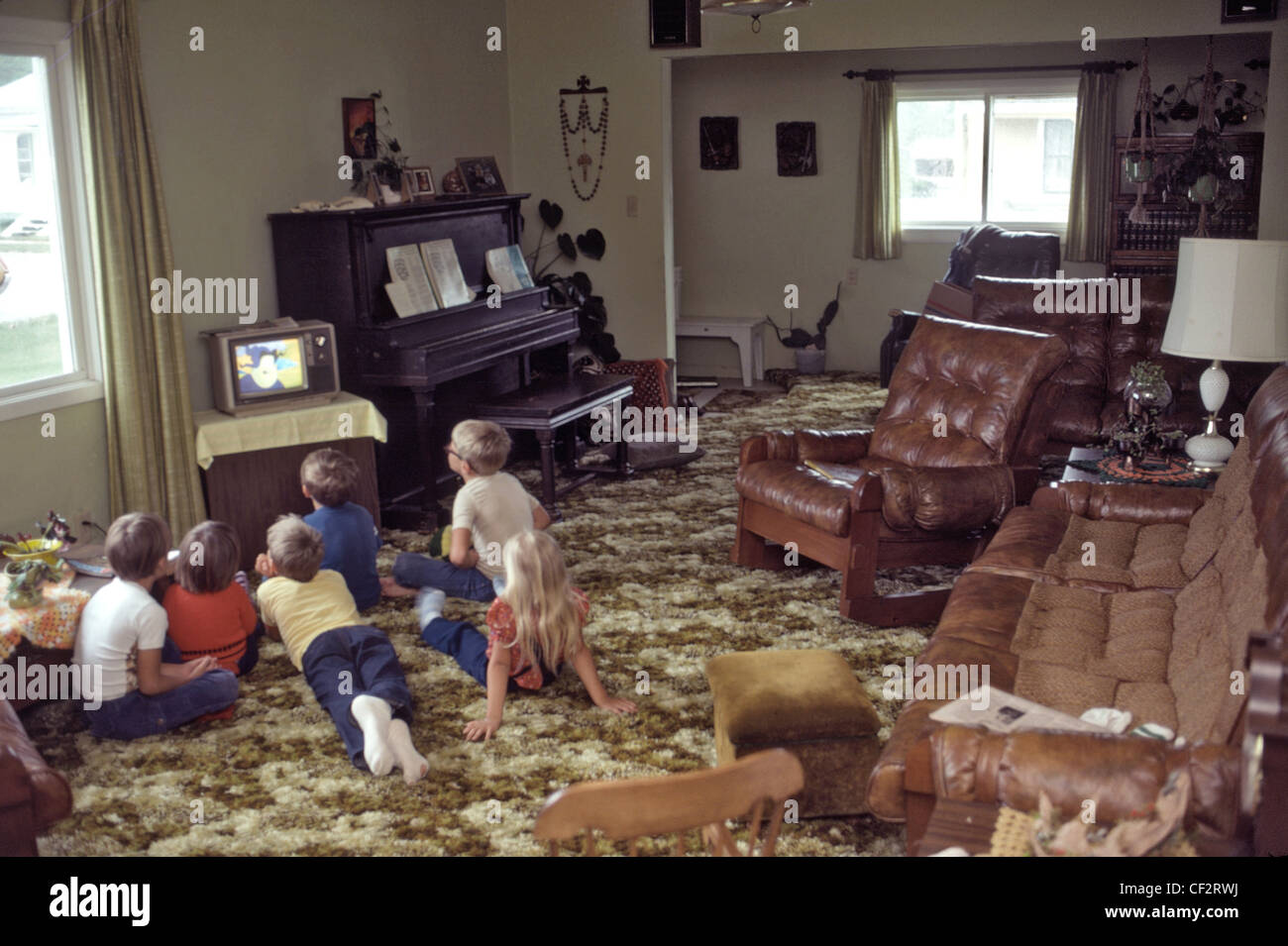 Kids watching tv 1973 hi-res stock photography and images - Alamy
