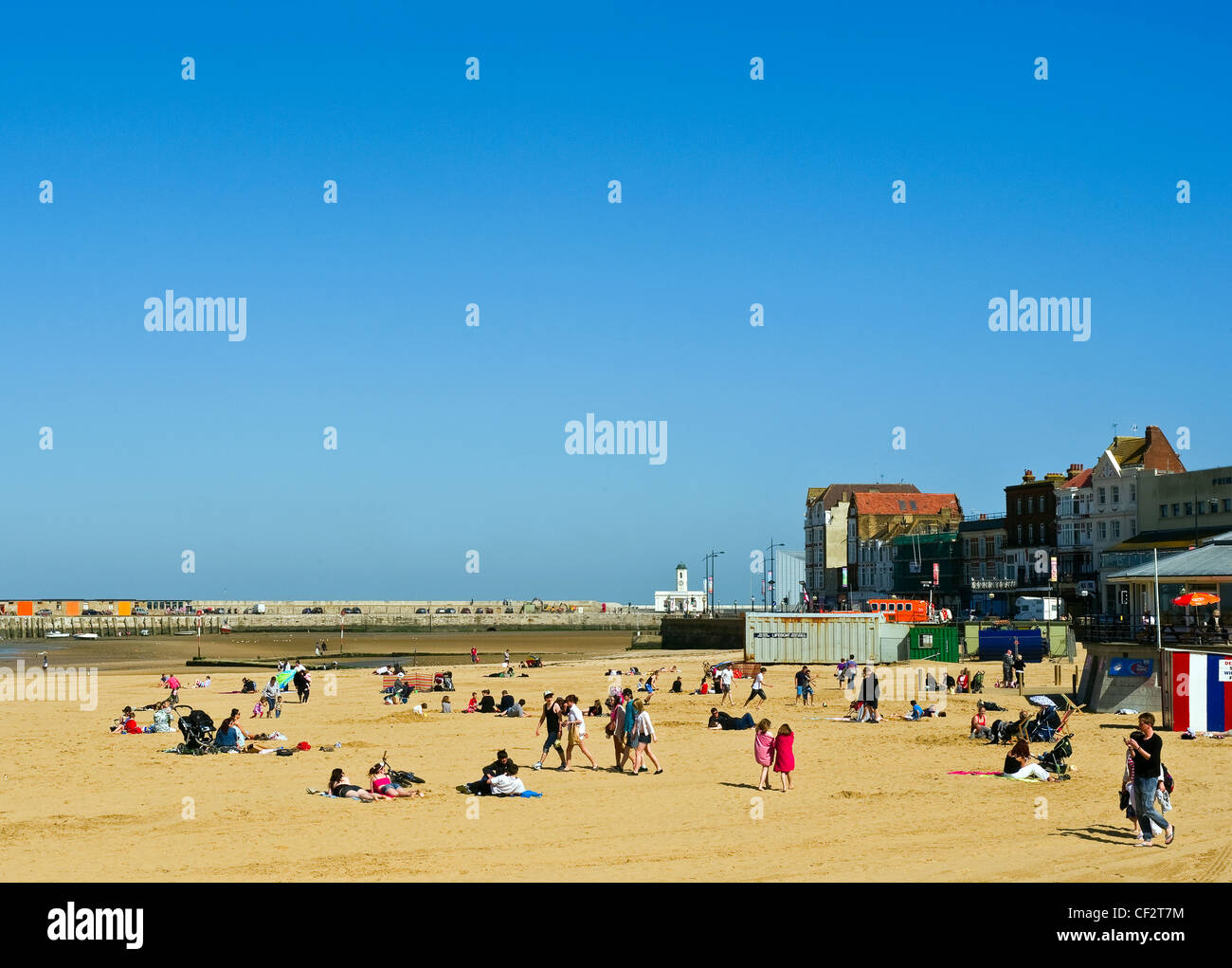 Sunshine on an english beach hi-res stock photography and images - Alamy