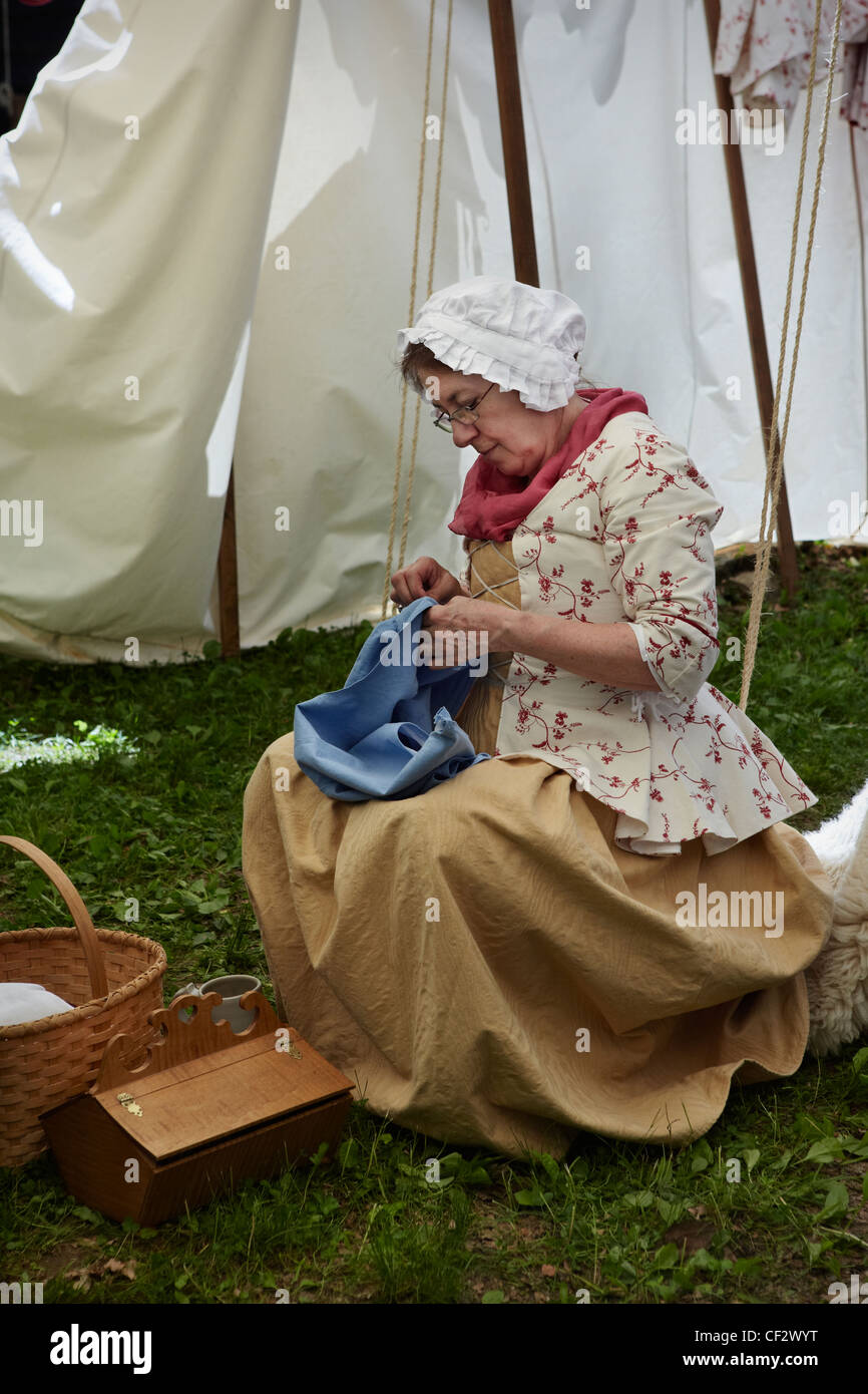 18th century colonial clothing hi-res stock photography and images - Alamy