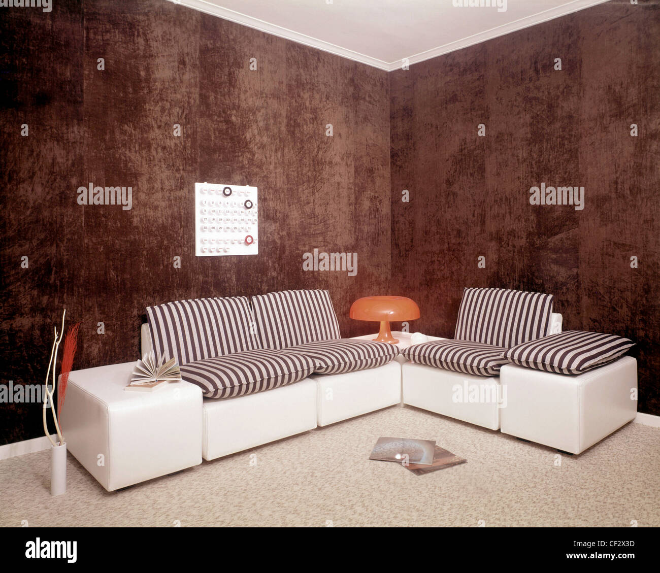 NOTSALE IN BELGIUM s living room brown mottled walls and white ceiling ...