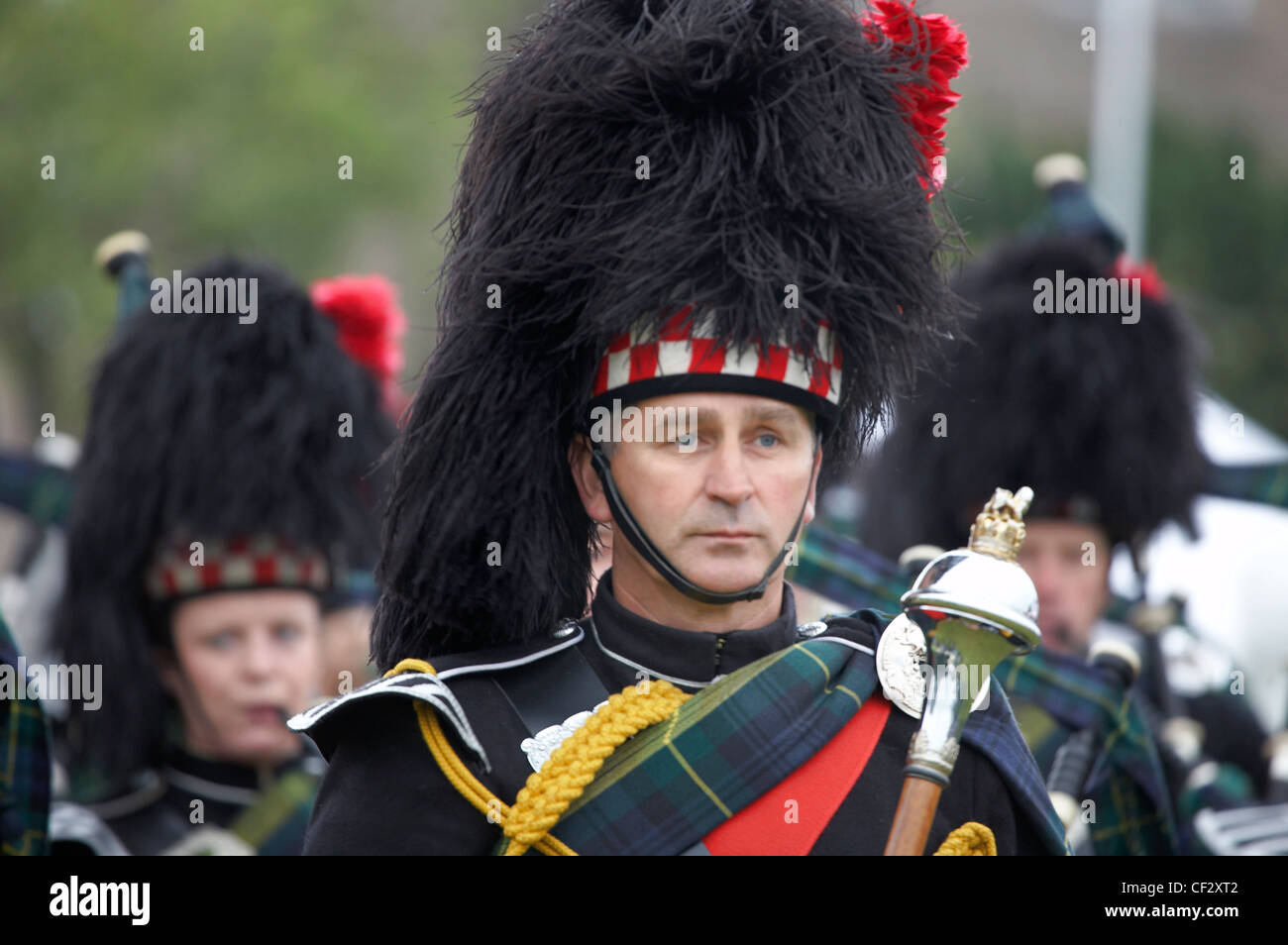 Marching pipe band bagpipes braemar hi-res stock photography and images ...
