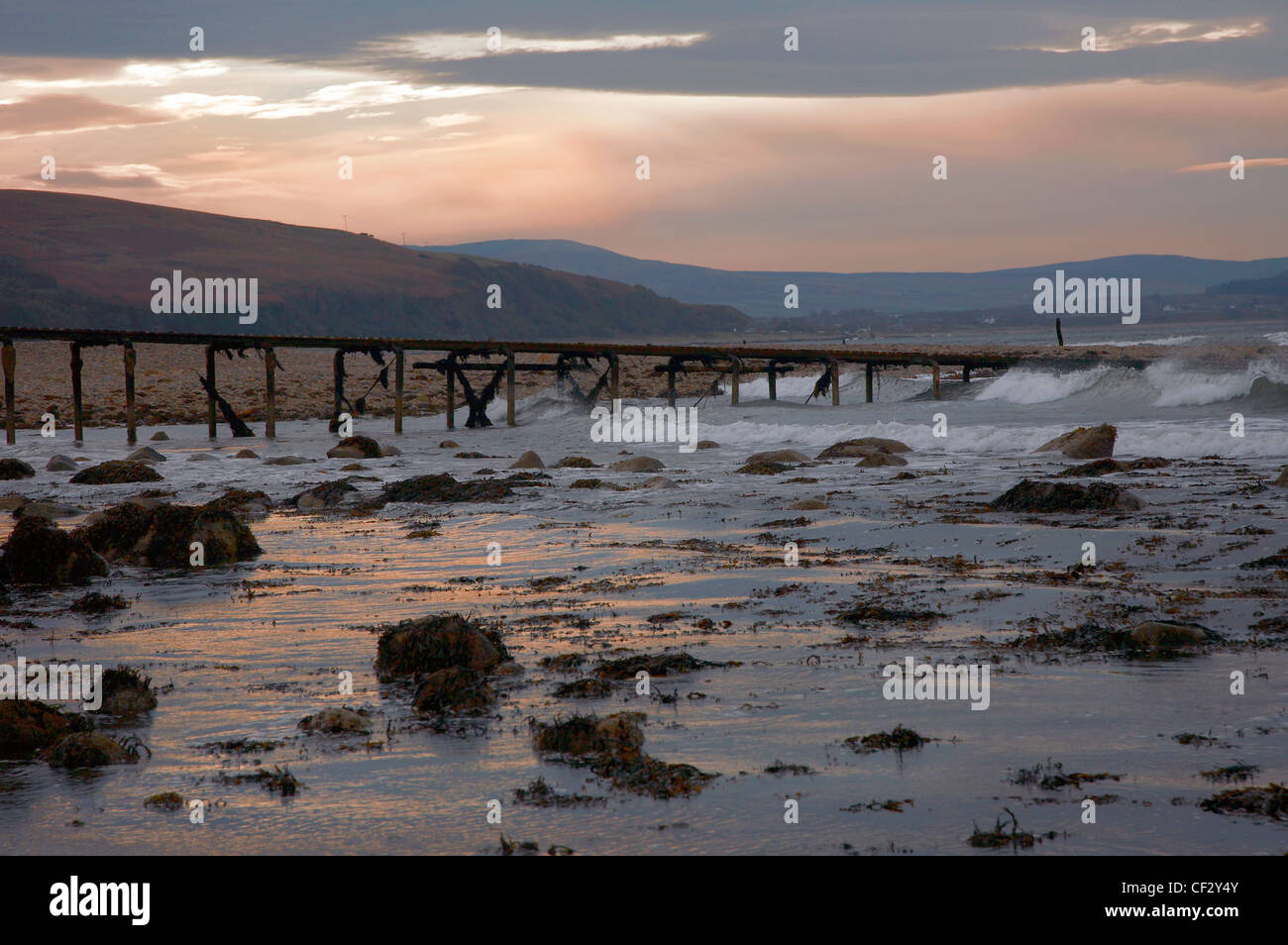 Waves on jetty hi-res stock photography and images - Alamy