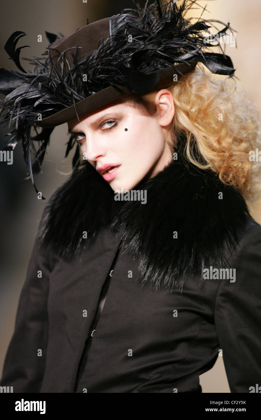 Gibo Milan Ready to Wear Autumn Winter Feathered hat and coat with fur ...