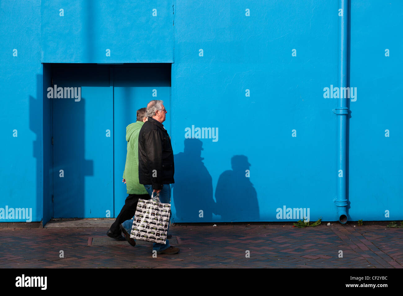 Walking woman cast shadow on wall hi-res stock photography and images ...